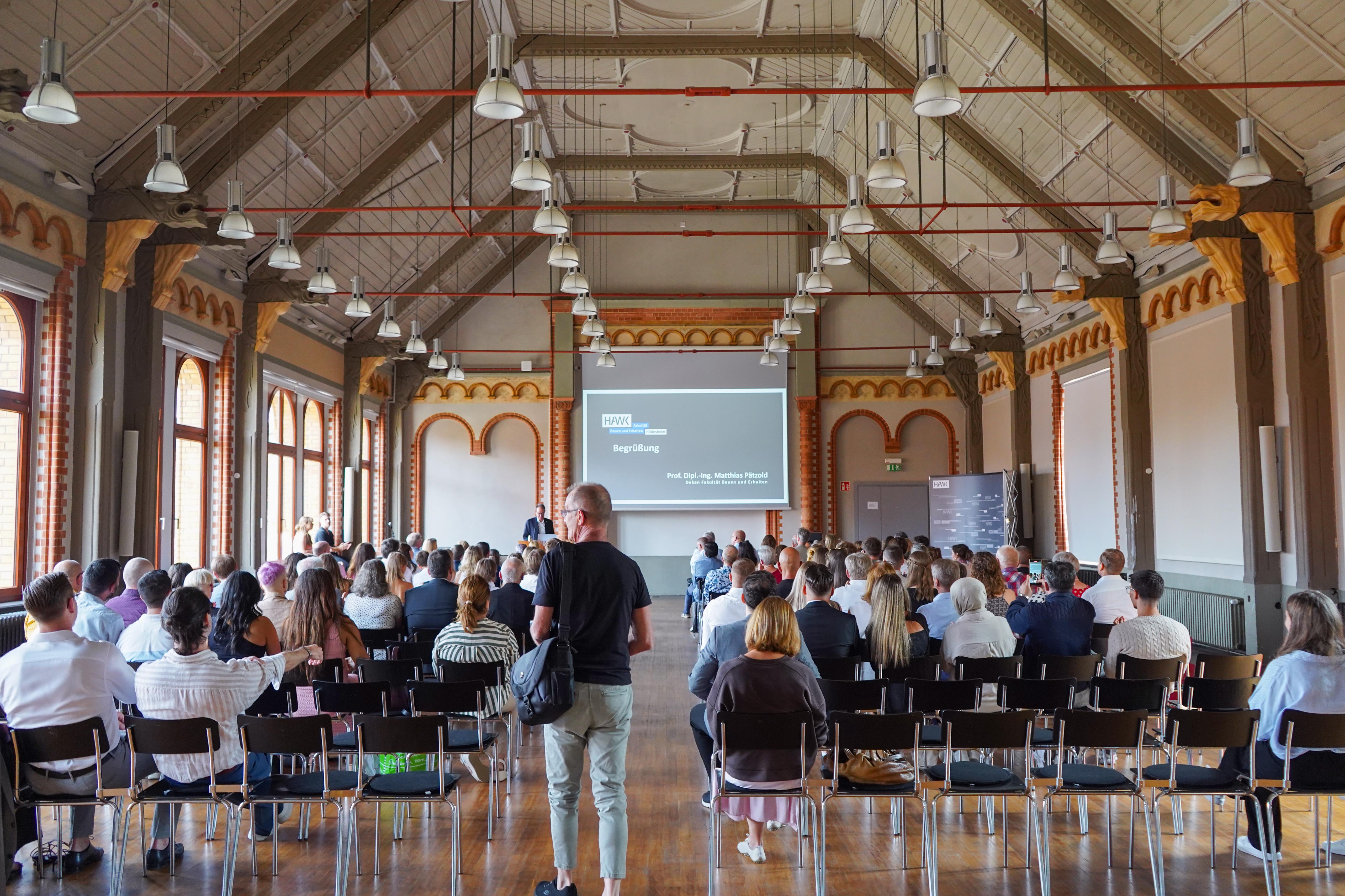 Zeit zum Atmen, Weltraumschrott und Erinnerungsarbeit | HAWK Hochschule ...