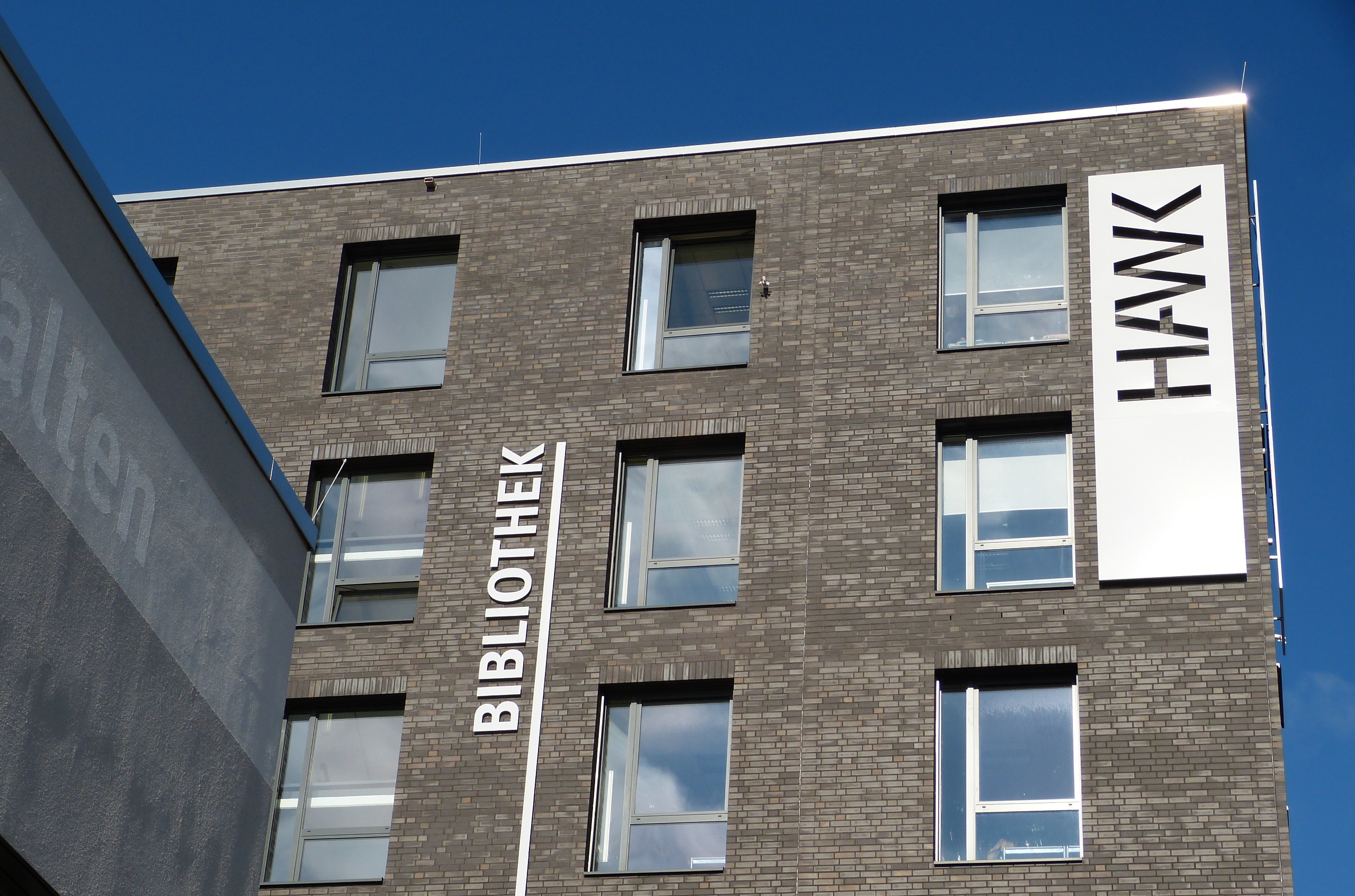 Bibliothek auf dem Campus | HAWK Hochschule für angewandte Wissenschaft ...