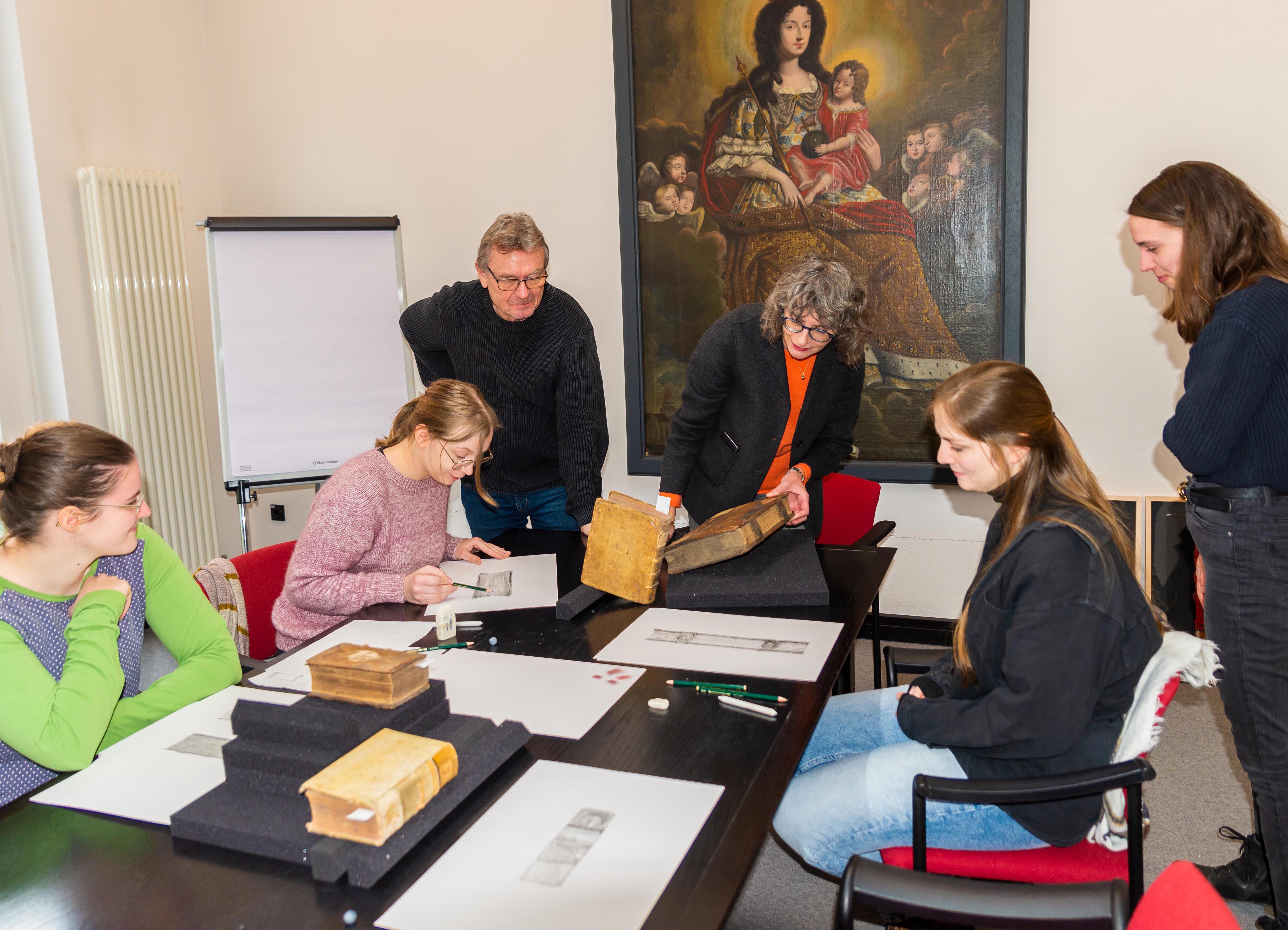 Mit dem Bleistift historische Bücher „erfassen“ | HAWK Hochschule für angewandte Wissenschaft ...