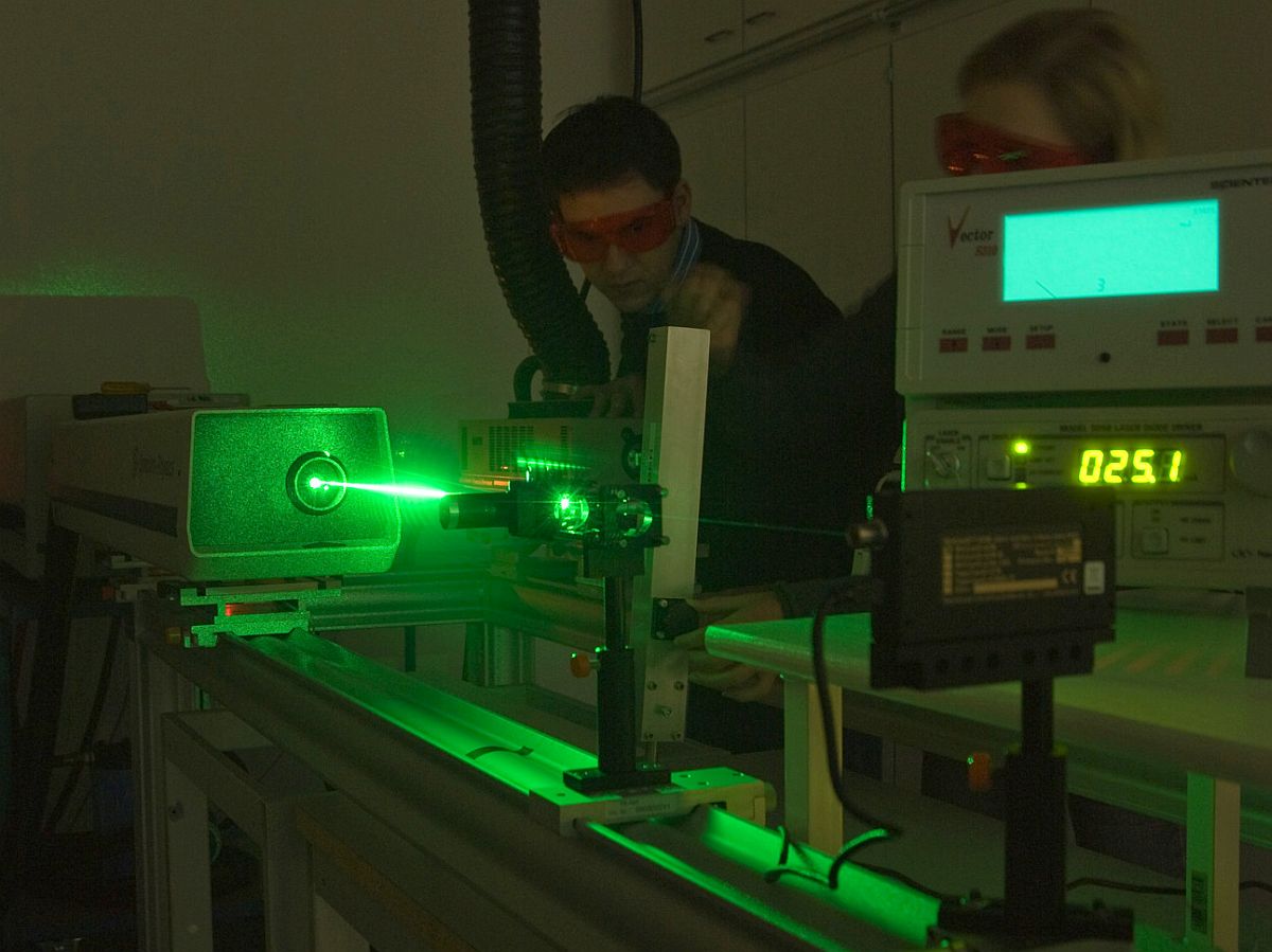 Labor für Photonics - Fakultät Ingenieurwissenschaften und Gesundheit ...